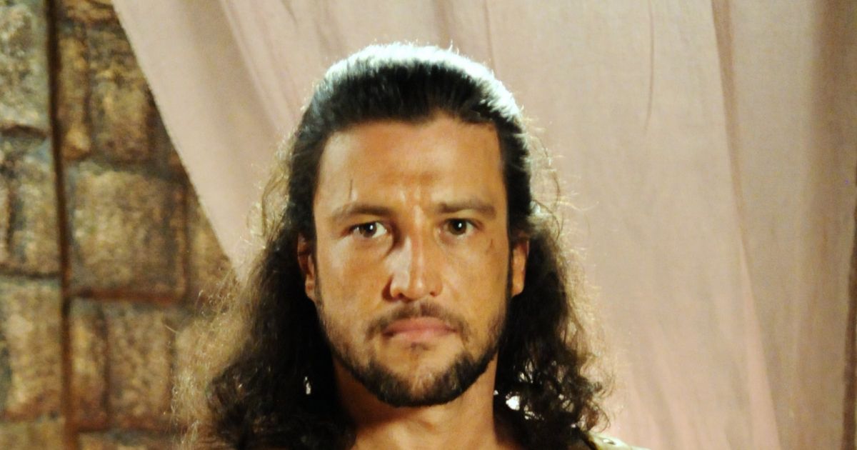 Maquir (Alexandre Slaviero) aborda Livana (Letícia Medina), mas a ...