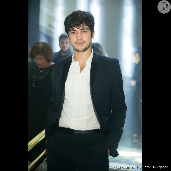 Gabriel Leone mostrou o novo visual durante o prêmio 'Men Of The Year ...