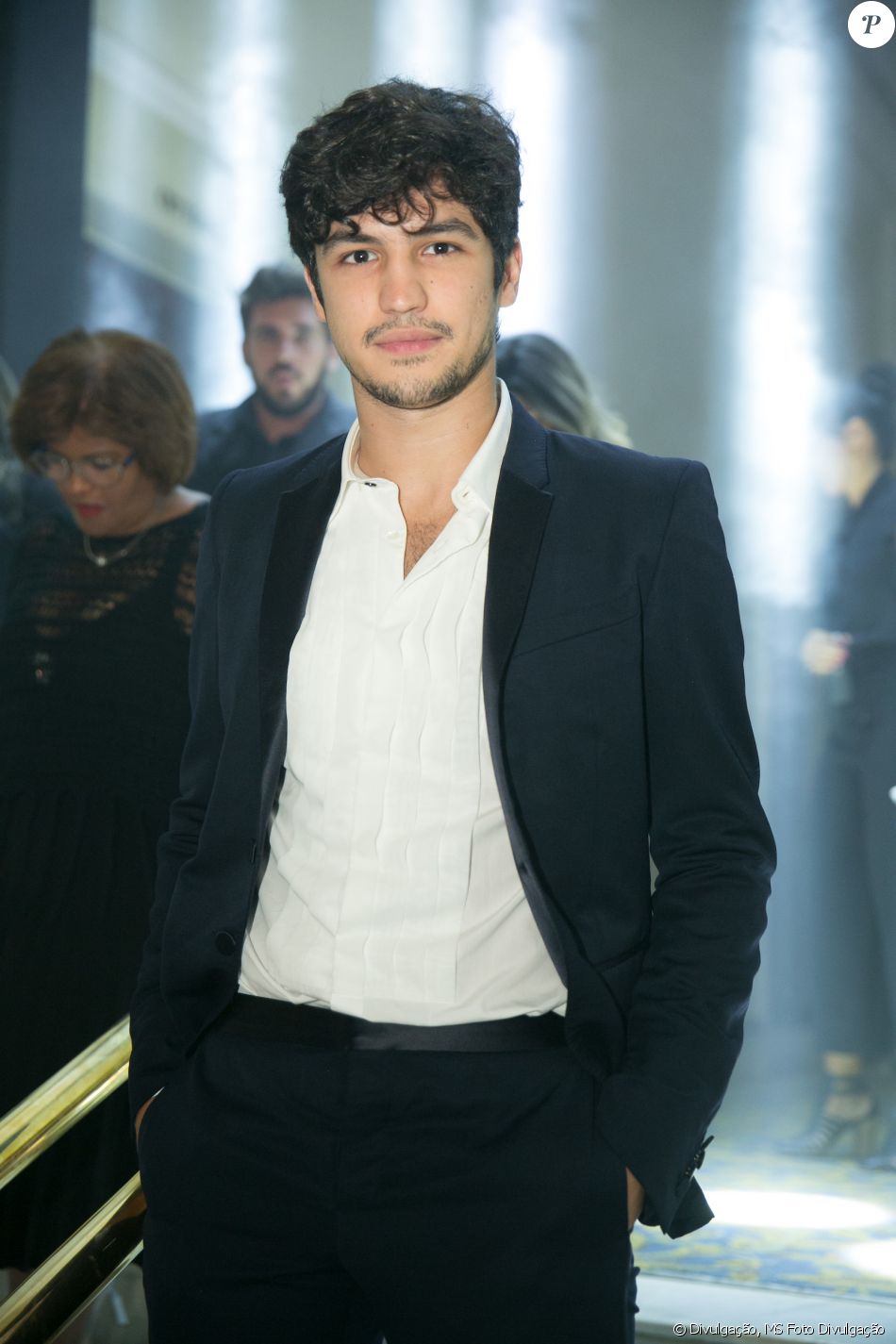 Gabriel Leone mostrou o novo visual durante o prêmio 'Men Of The Year ...