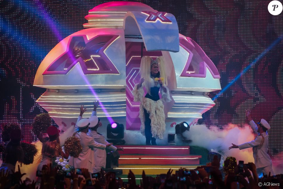 Xuxa repetiu o que fazia no 'Xou da Xuxa' e saiu de nave especial ...