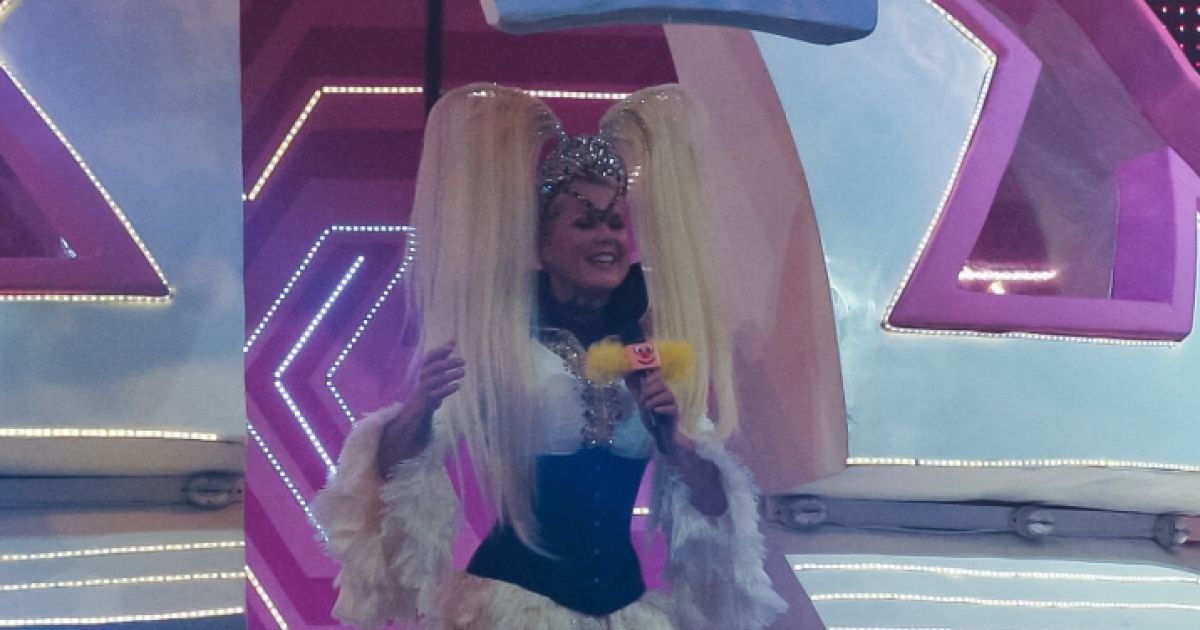 Xuxa repetiu o que fazia no 'Xou da Xuxa' e saiu de nave especial ...