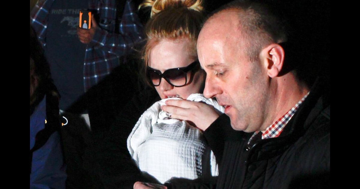Adele aparece pela primeira vez com seu filho e esconde bebê dos ...