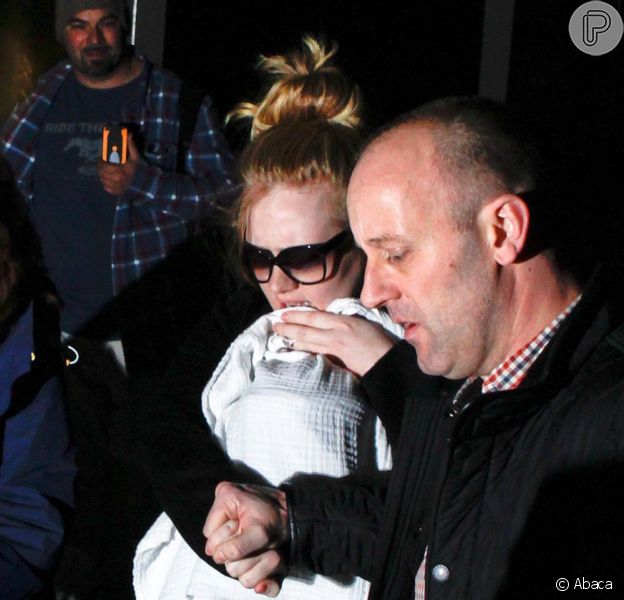 Adele aparece pela primeira vez com seu filho e esconde bebê dos ...