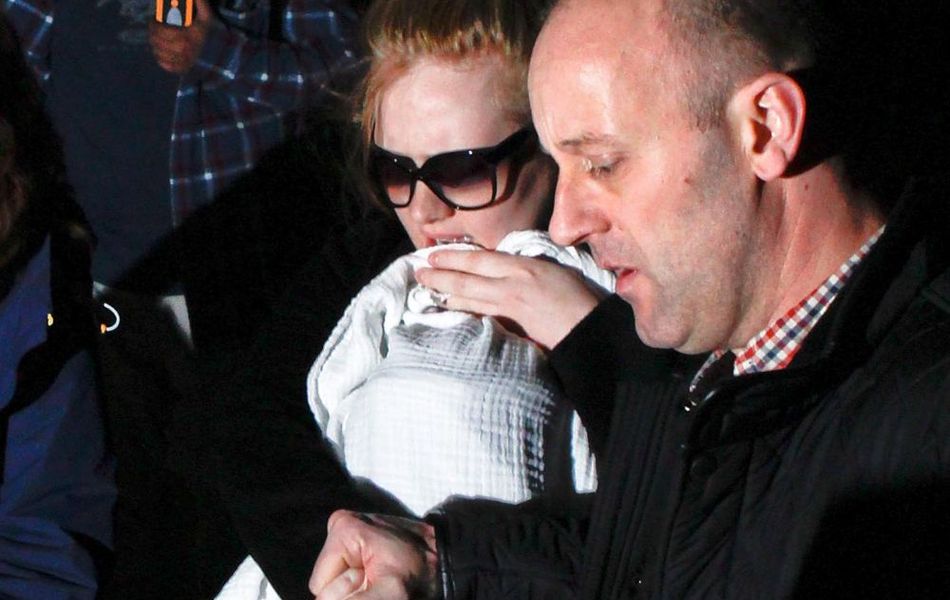 Adele aparece pela primeira vez com seu filho e esconde bebê dos ...