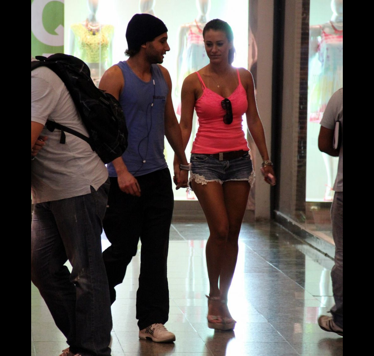 Foto: Rafael Almeida passeia com quem ele diz ser 'apenas uma amiga ...