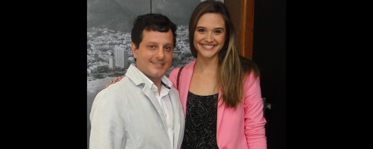 Foto: Juliana Paiva posa com o médico Claudio Ambrósio em inauguração ...
