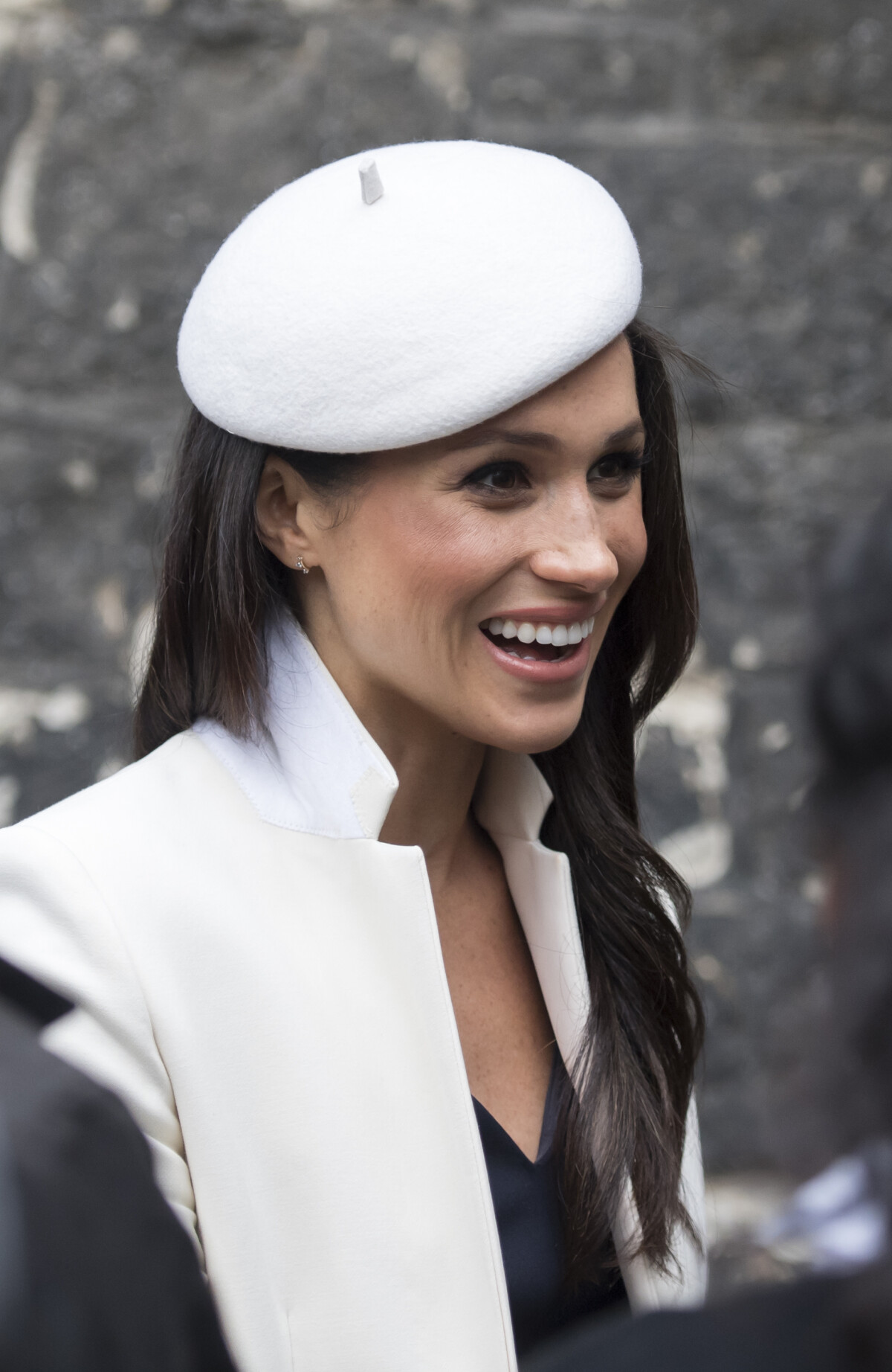 Foto: Em março, Meghan Markle escolheu uma boisa de Stephen Jones que ...