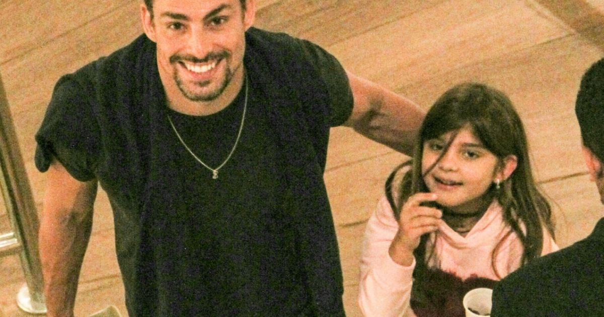 Cauã Reymond leva a filha, Sofia, para curtir passeio no shopping ...
