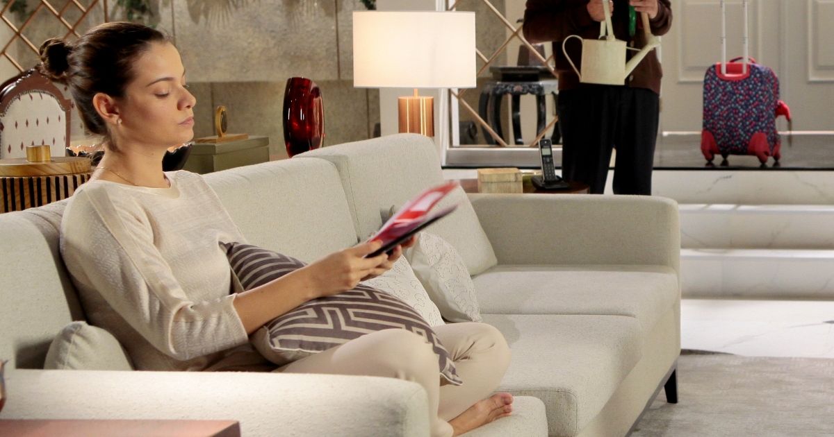 Luísa (Milena Toscano) proíbe Poliana (Sophia Valverde) de ir à festa ...