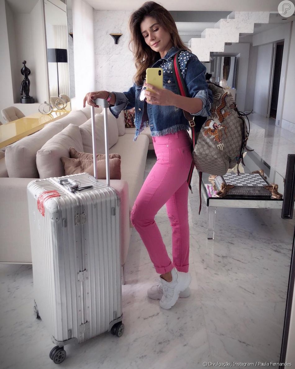 Paula Fernandes é conhecida por seus looks sensuais e elegantes ...