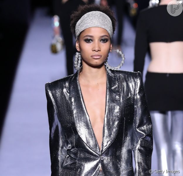 Metalizado na moda: looks em prata são tendência nas passarelas e no tapete vermelho - Purepeople