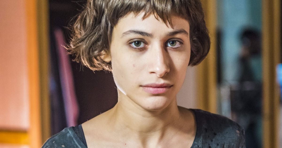 Manuela (Luisa Arraes) impede Rochelle (Giovanna Lancellotti) de deixar ...