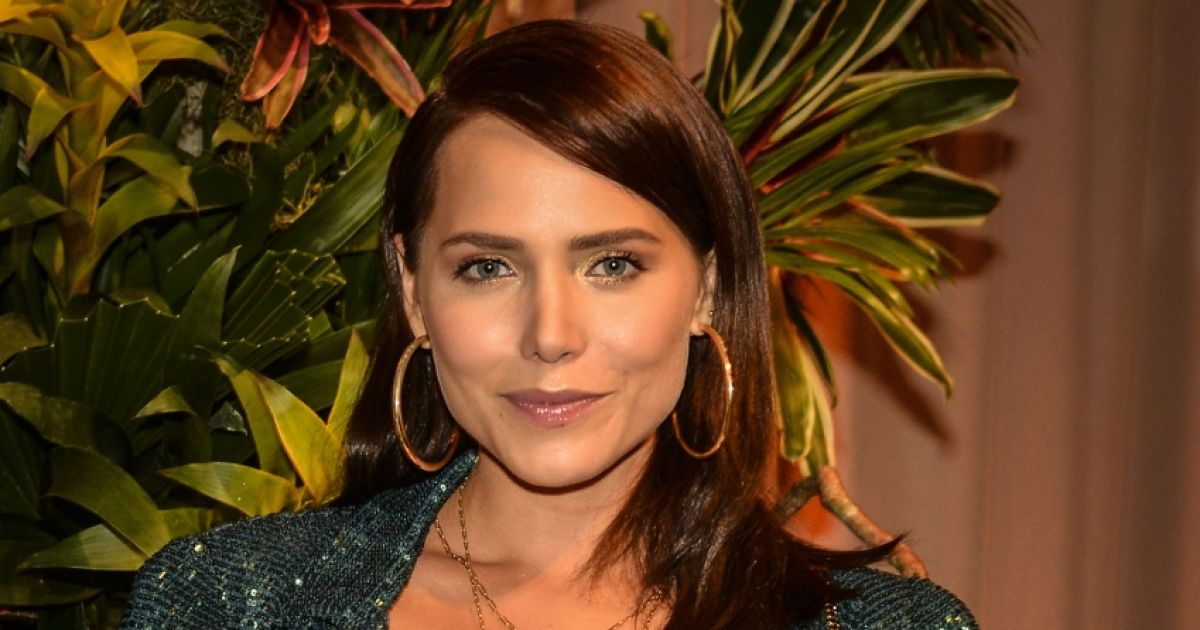 Rosa (Letícia Colin) grita ao ser trancada em quarto a mando de Laureta ...