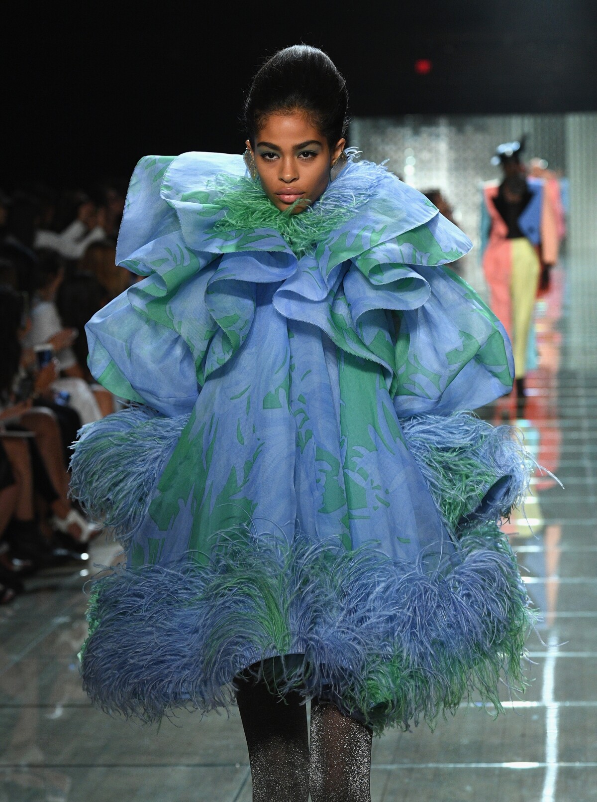 Foto: Marc Jacobs apostou nos volumes e babados em tons suaves - Purepeople
