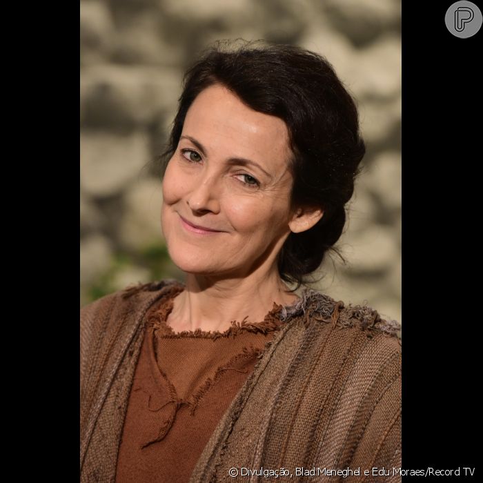 Sara (Ana Barroso) passa mal e é socorrida pela neta, Gabriela (Maitê ...