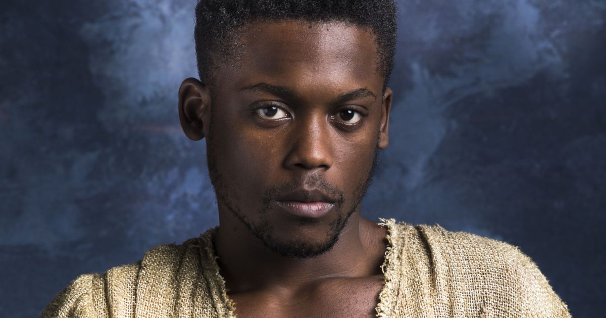 Cecílio (Maicon Rodrigues) escuta toda a conversa e descobre ser filho ...