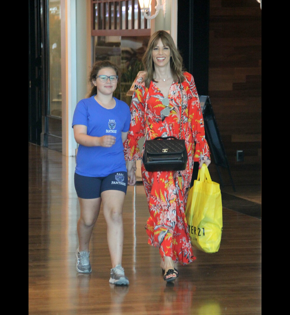 Foto: Ana Furtado foi fotografada com filha, Isabella, e semelhança com ...