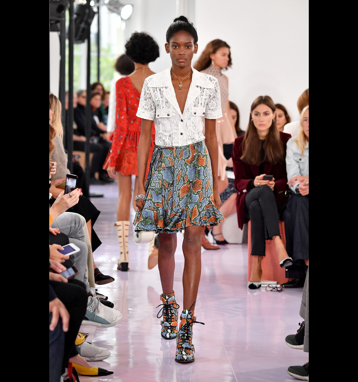 Foto: Look da Chloé (esse é do verão 2018) combina estampa com camisa ...