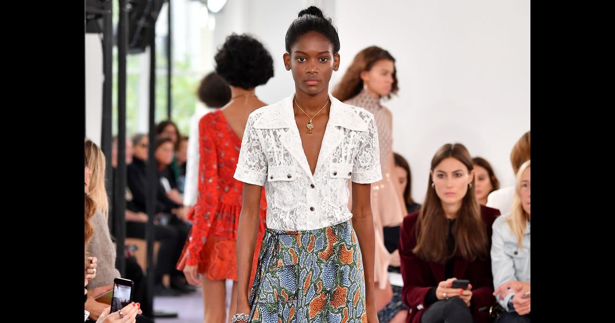 Look da Chloé (esse é do verão 2018) combina estampa com camisa de ...