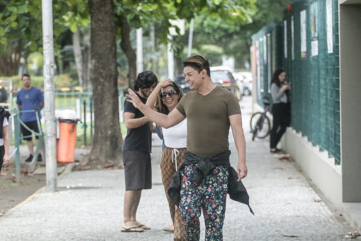 Foto: Anitta e David Brazil cumprimentam os fãs - Purepeople