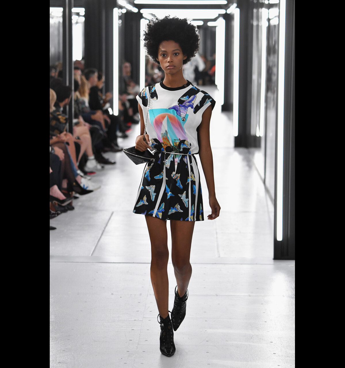 Foto: A ankle boot fica linda com look curtinho como esse Louis Vuitton ...