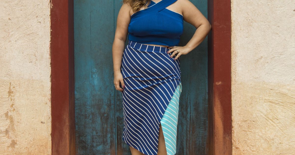 Lyv Ziese escolheu saia listrada e cropped azuis da marca Eva para o ...