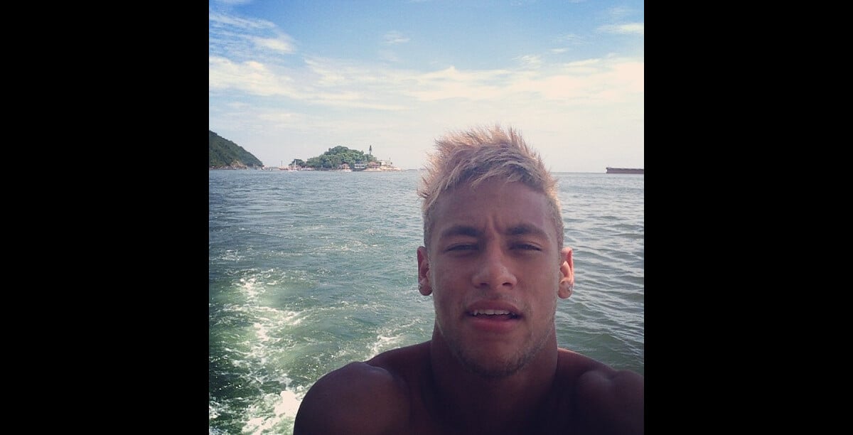 Foto: Neymar publica foto em passeio de barco - Purepeople