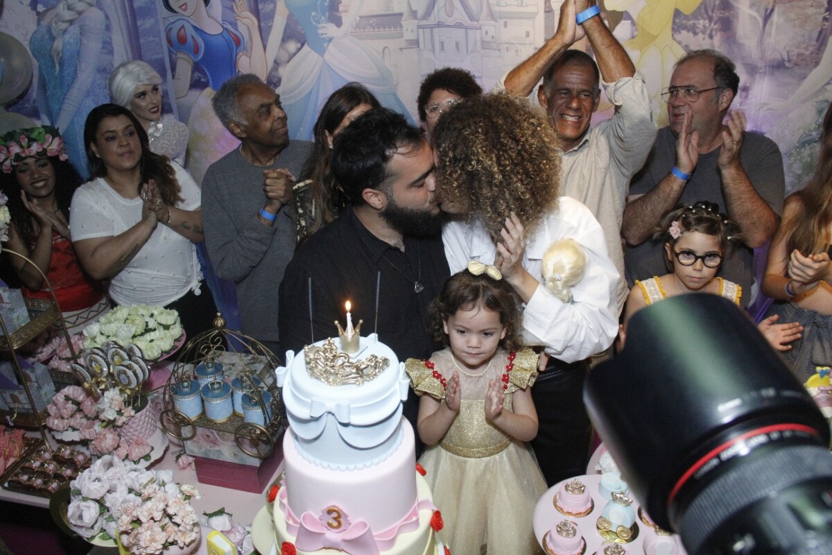 Foto: Francisco Gil e Laura Fernandes trocaram beijos durante o ...