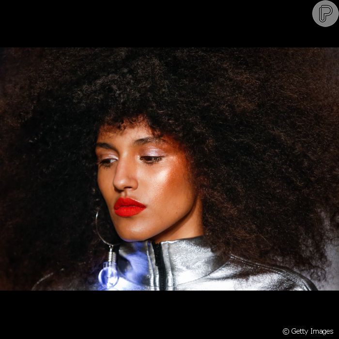 Franja cacheada: inspire-se nos cortes das passarelas! - Purepeople