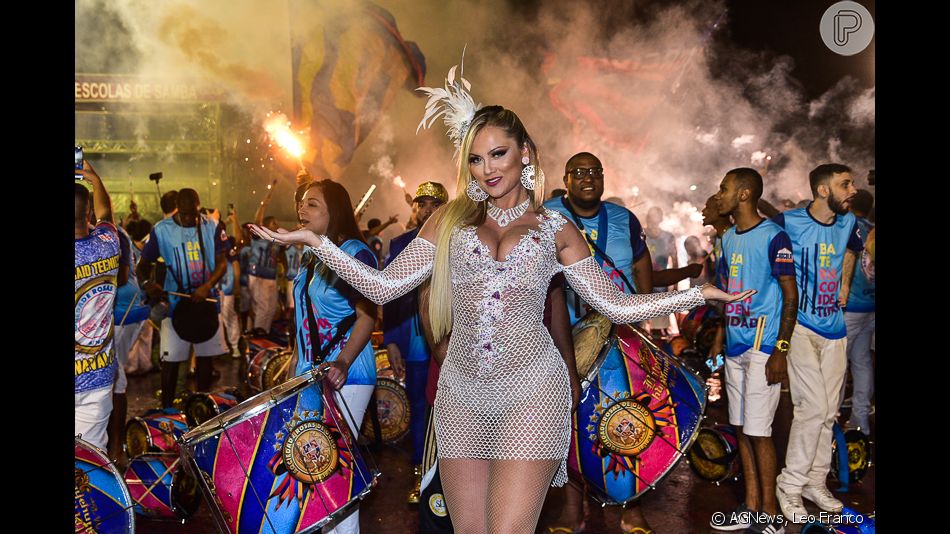 Ellen Rocche em ensaio de Carnaval da Rosas de Ouro. - Purepeople