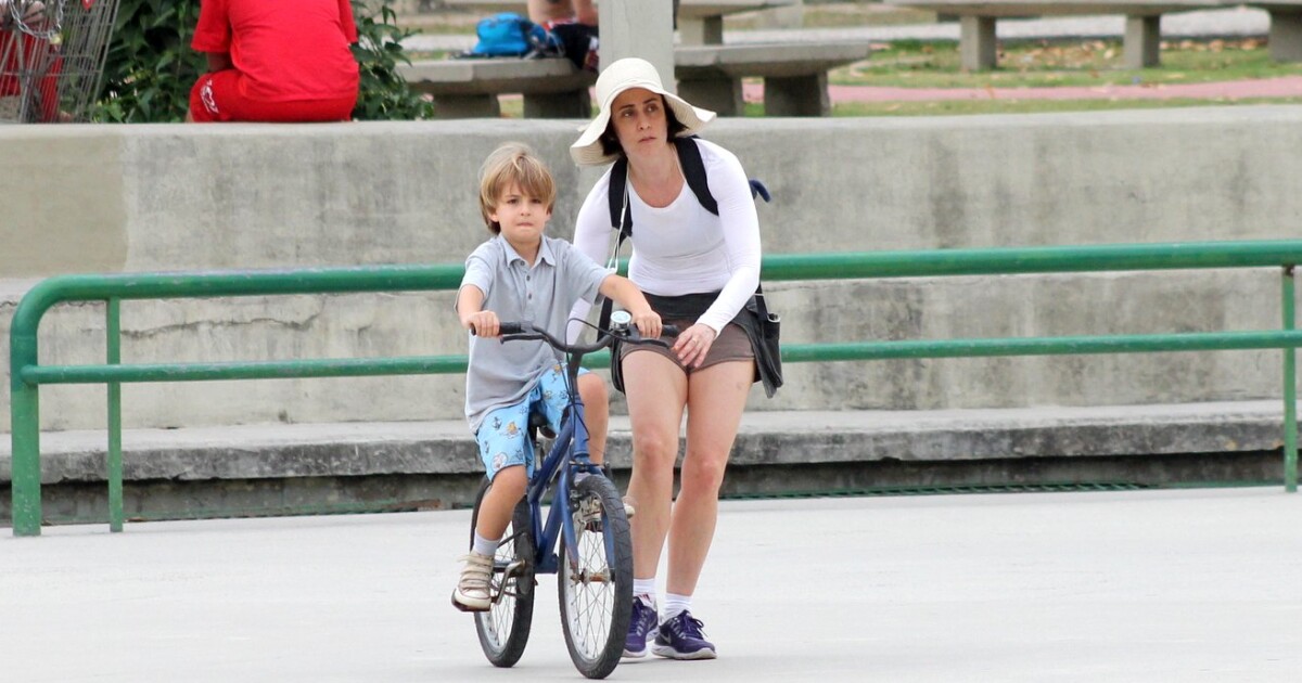 Fernanda Torres ensina Antonio, seu filho caçula, a andar de bicicleta ...