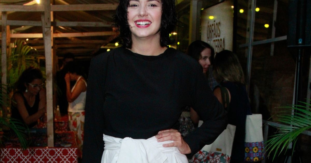 Verônica Debom apostou no look preto e branco com saia midi para a ...