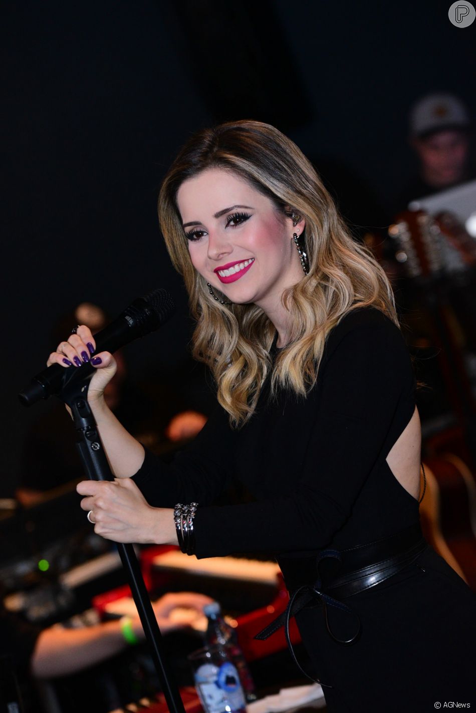 Sandy com decote nas costas e cinto marcando a silhueta - Purepeople