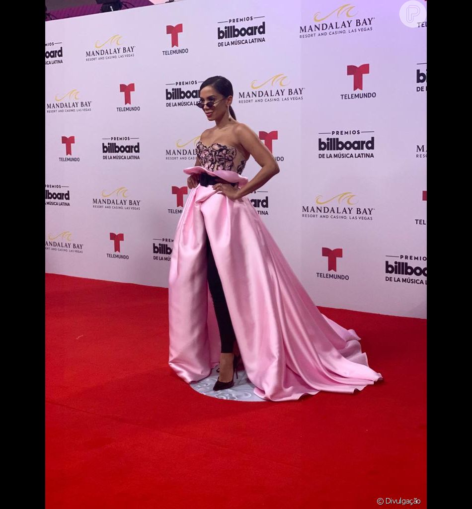 Anitta Em Look Galia Lahav Rosa Com Styling De André Philipe Para O