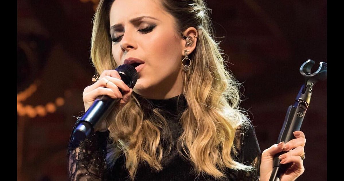 Sandy usa vestido com uma espécie de cauda que deu toque ainda mais ...