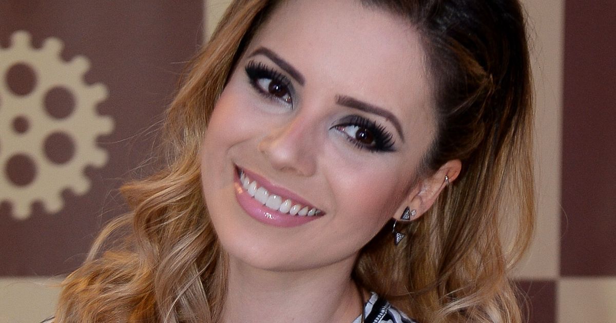 Sandy aposta em vestido com aplicações de pedra em look de casamento ...