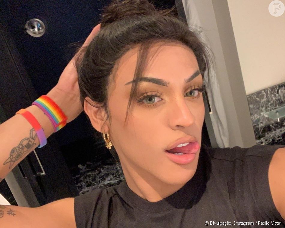 Pabllo Vittar mostra naturalidade de sua peruca lace ao prender os fios ...