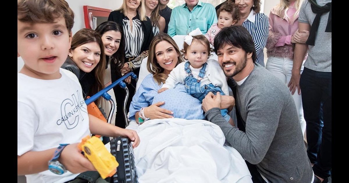 Filho de Patricia Abravanel e Fabio Faria, Pedro foi homenageado pelo ...