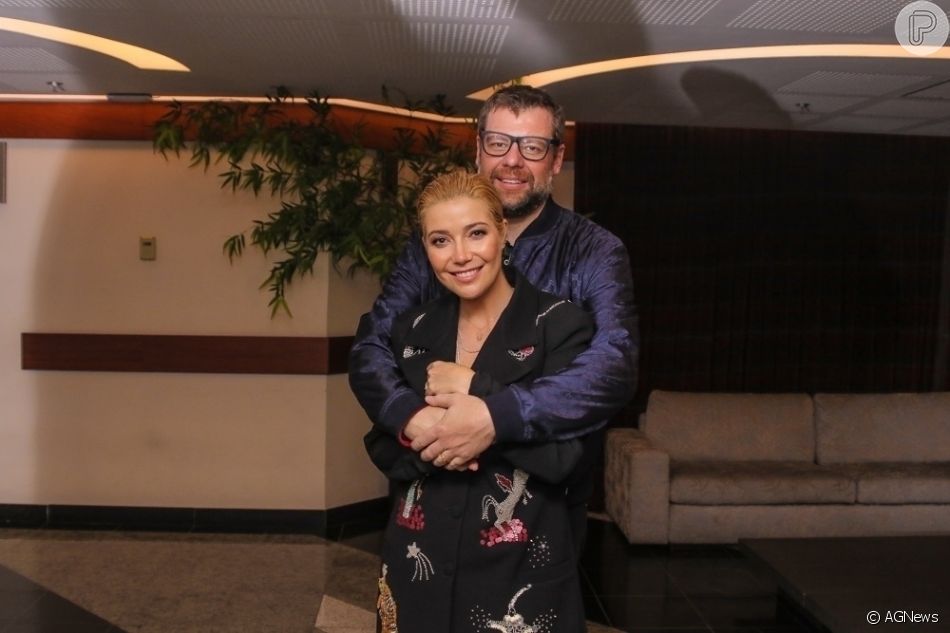 Luiza Possi ganhou carinho do marido, Cris Gomes, após espetáculo - Purepeople