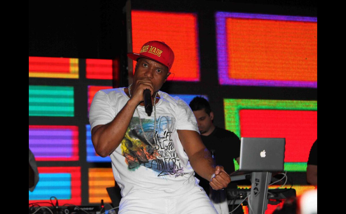 Foto: Buchecha faz performance em seu show na boate Outlaws, em São ...