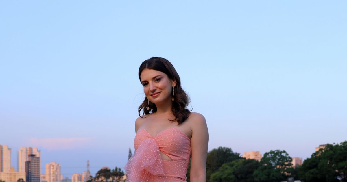 Vestido de Lorenza Pozza conta com poá e maxilaço em festa de noivado ...