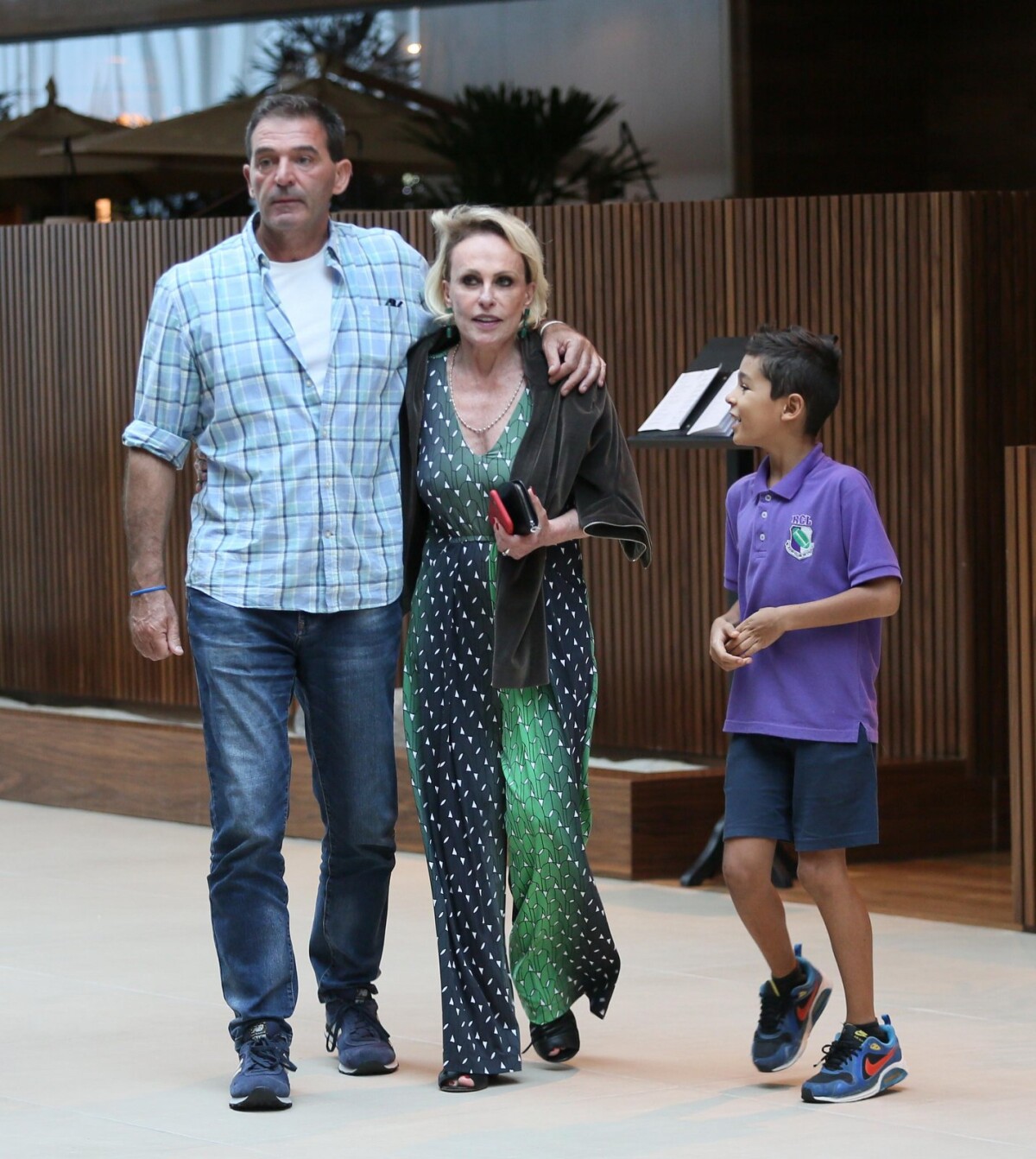 Foto: Ana Maria Braga e Johny Lucet foram fotografados em shopping do ...