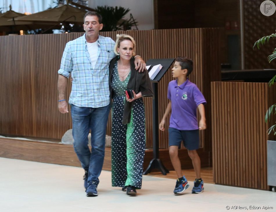 Ana Maria Braga e novo namorado, Johny Lucet, tinham a companhia de um ...