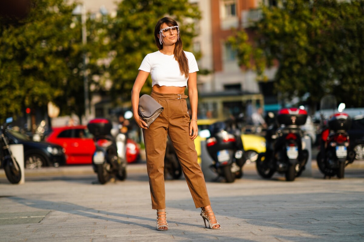 Foto: Calça e cropped: o duo aparece também em looks mais elegantes e ...