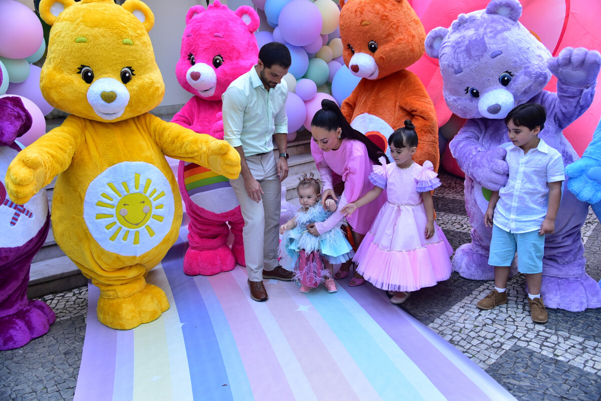 Foto: Filha de Sabrina Sato e Duda Nagle, Zoe arriscou alguns passinhos ...