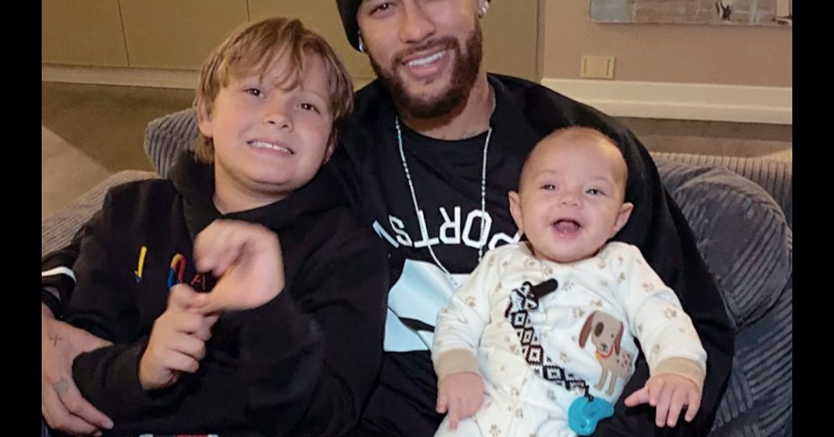 Neymar voltou a posar ao lado do filho, Davi Lucca, e do enteado ...