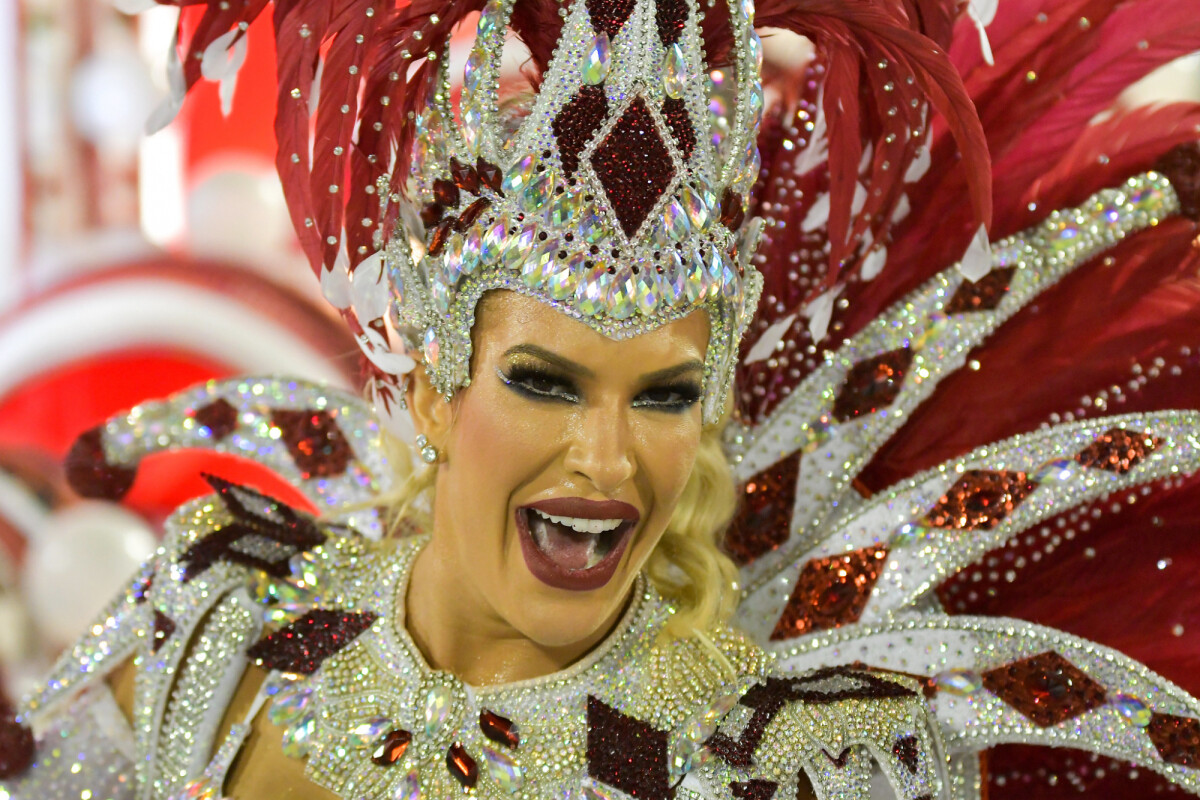 Foto: Musa da Viradouro, Lorena Improta não escondeu a animação com o ...