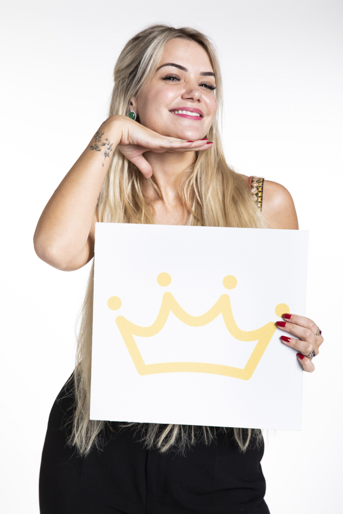 Foto: Marcela aparece tirando o microfone para deitar no chão do quarto ...