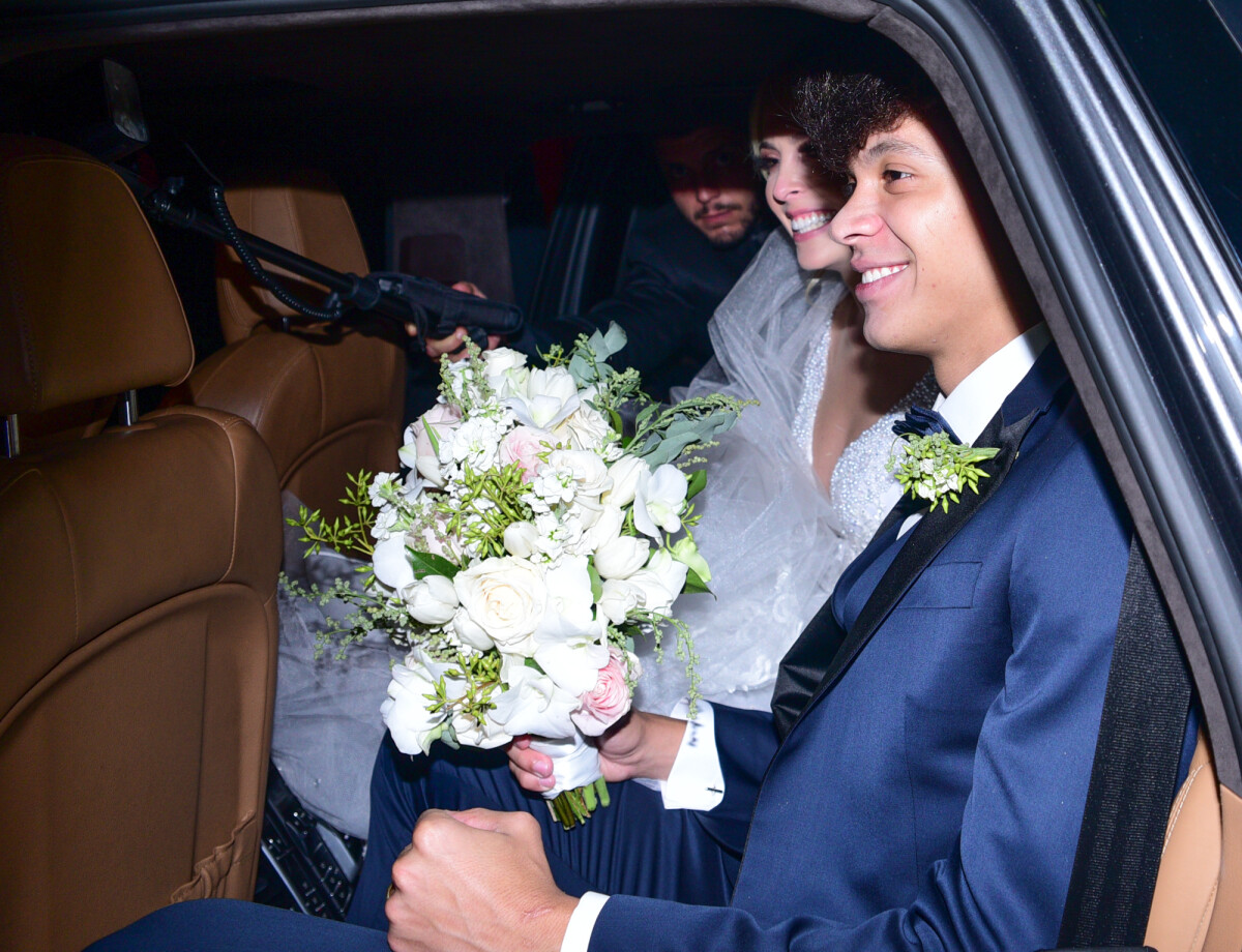 Foto: Júlio Cocielo e Tata Estaniecki choram ao conhecer a filha ...