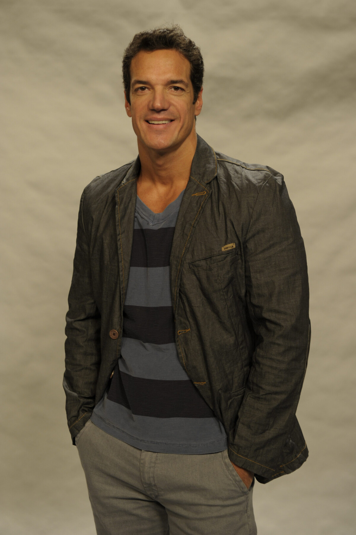 Foto: Novela 'Fina Estampa': Ferdinand (Carlos Machado) acalma Tereza ...